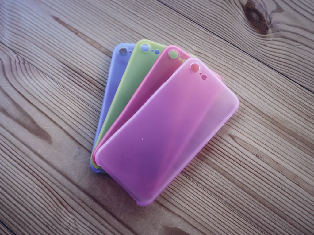 Kvalitní ochranné kryty, obaly a pouzdra na iPhone SE 2020 - Tvrzenýsklo.cz